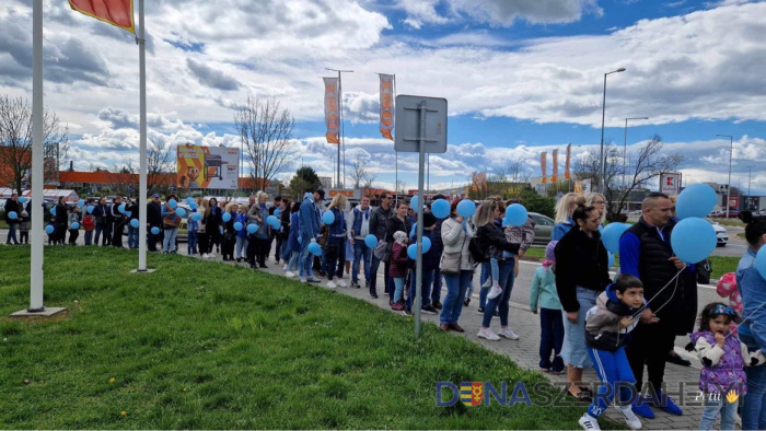 Séta az autizmussal élõkért | Dunaszerdahelyi