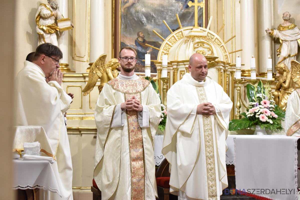Átadták és megáldották Stephaneumot | Dunaszerdahelyi